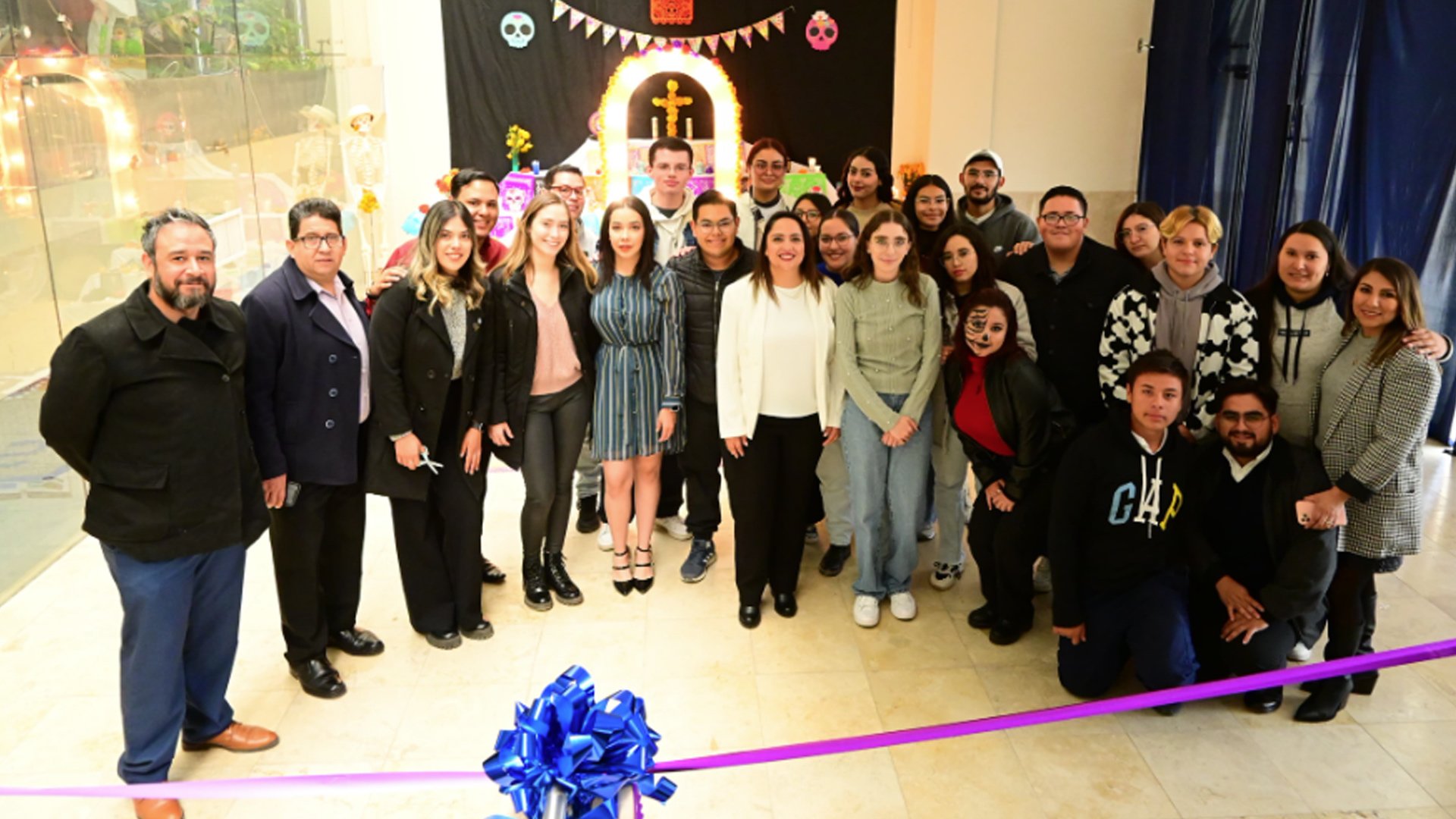 Inaugura FEN-UACH altar de muertos dedicado al maestro Aarón Piña Mora