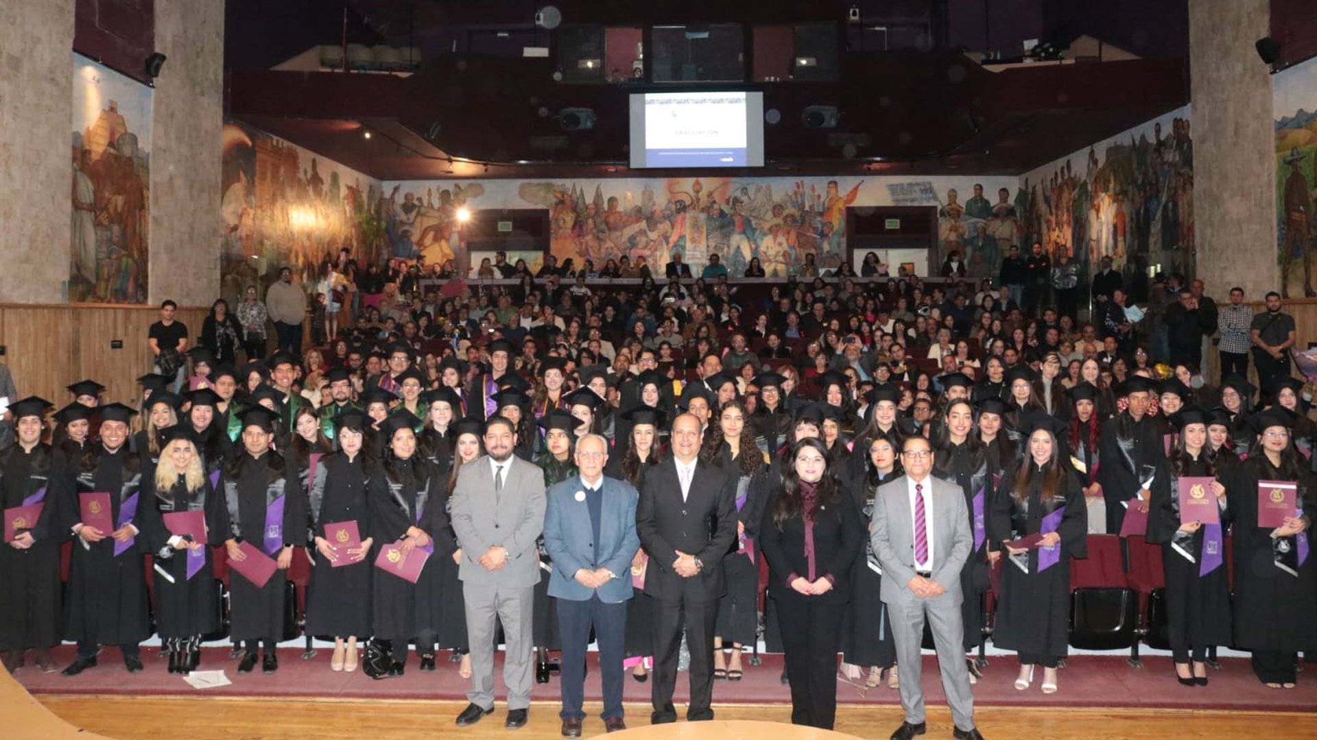 Culminan sus estudios 81 egresados de licenciatura y posgrado de Filosofía y Letras de la UACH