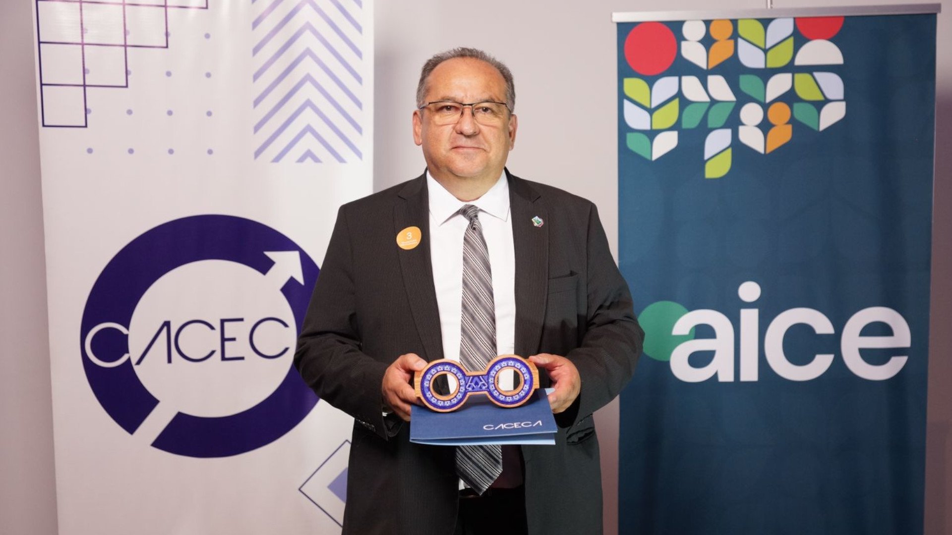 Recibe la Facultad de Contaduría y Administración de la UACH reconocimiento de CACECA