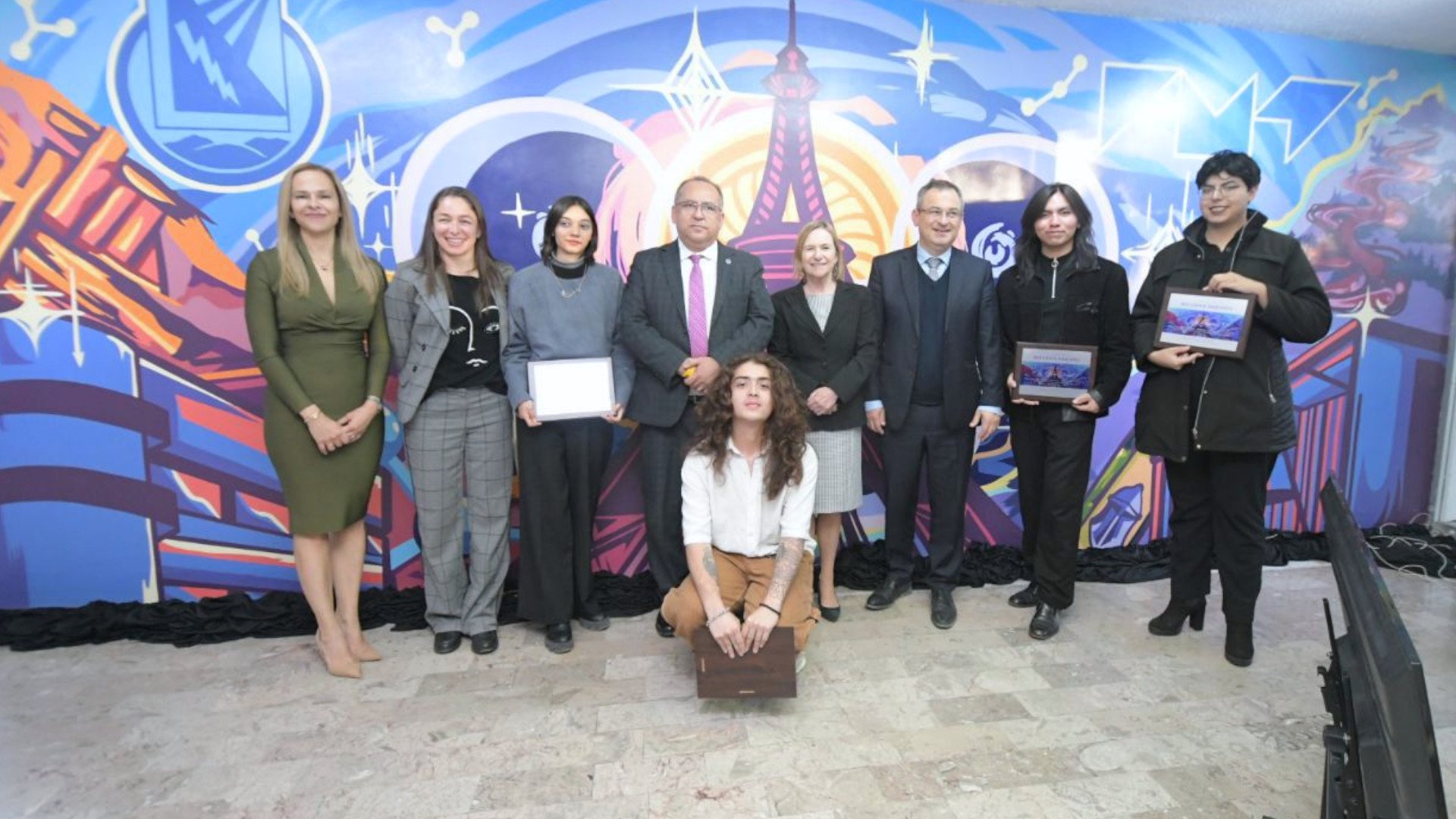Develan en la UACH el mural "Horizontes Universales"